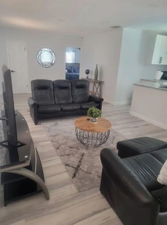 Comfortable 4 Bedroom House With Pool - Tampa, FL