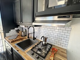 Quarto Duplo Romântico para 1 Pessoa | Cozinha privada | Um frigorífico/congelador grande, um micro-ondas, uma placa de cozinha 