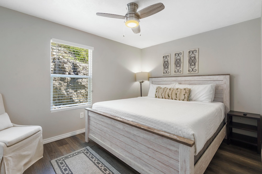 Hillside Cottage In The Vineyards Resort! - Branson, MO