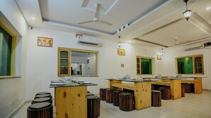 Cozinha moderna com banquetas de madeira, uma ilha central e ventilador de teto.