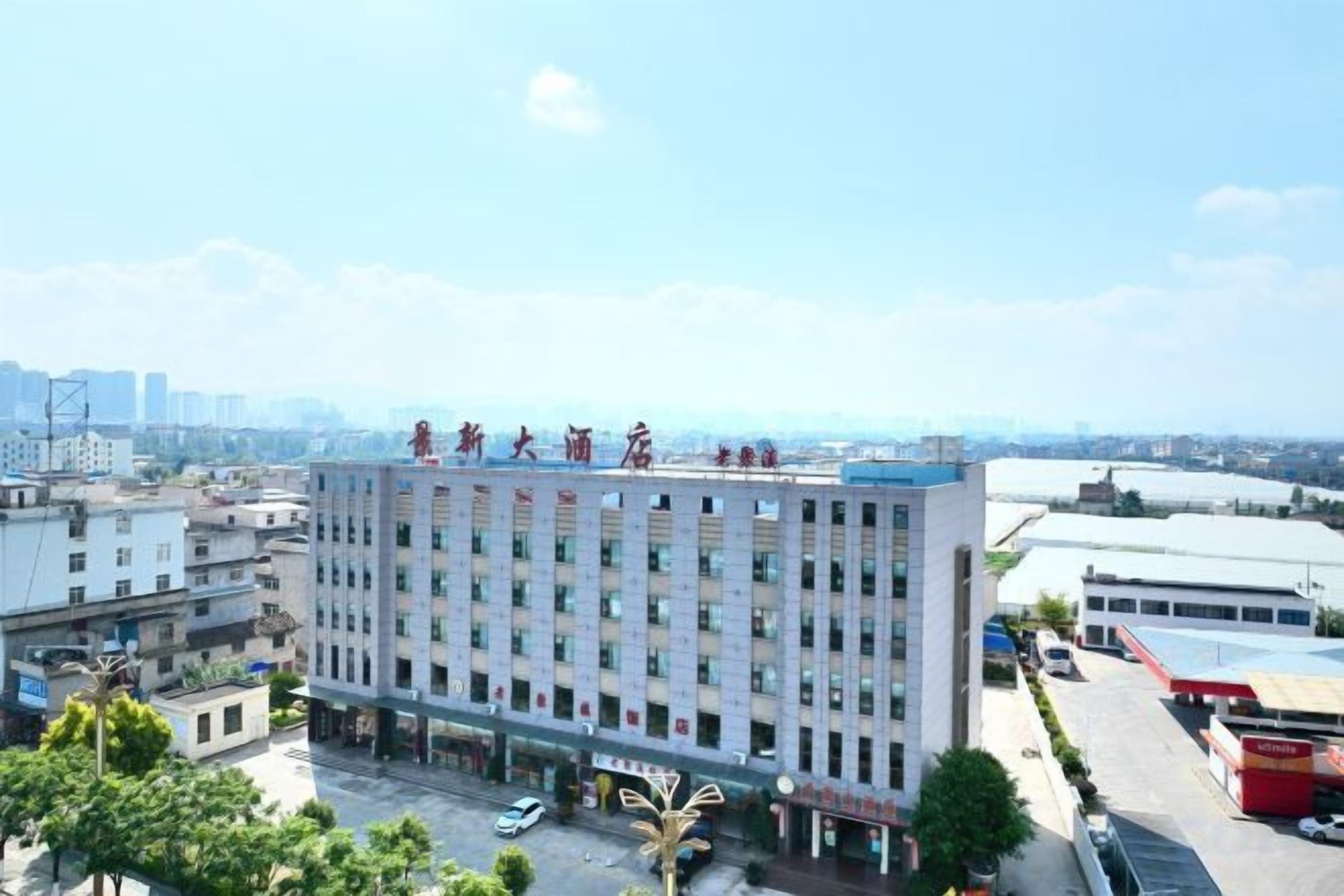 Um edifício de vários andares com telhado plano e várias janelas.