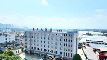 Um edifício de vários andares com telhado plano e várias janelas.