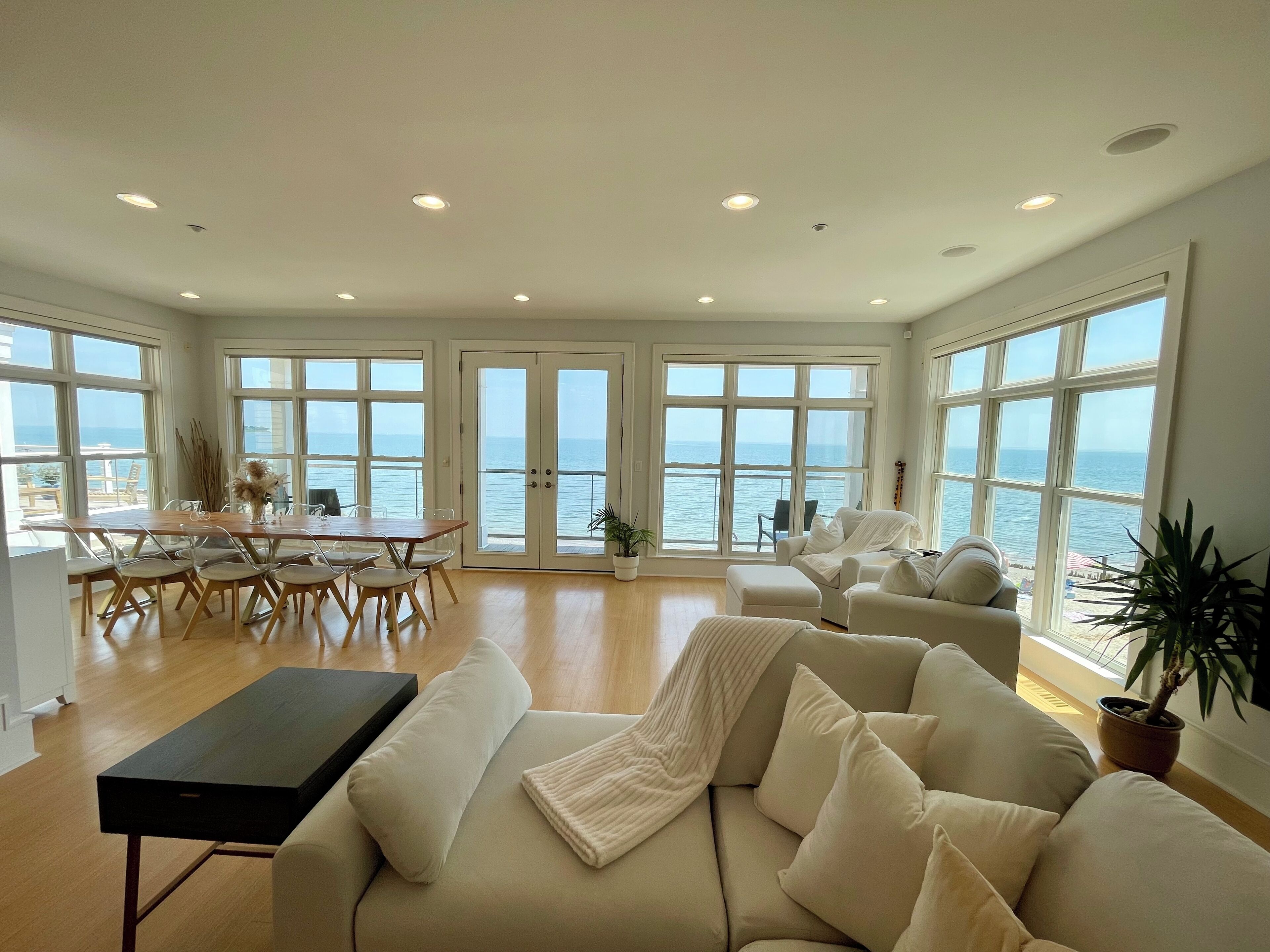 Luxurious, Direct Waterfront Home With Private Beach - Stratford, CT