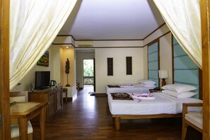 Quarto luxo | Ferros/tábuas de passar roupa, Wi-Fi de cortesia, roupa de cama