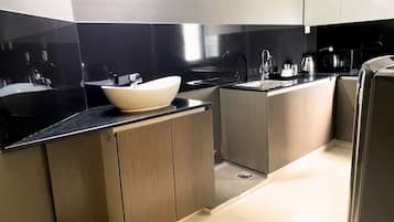 Quarto standard | Cozinha privada | Geladeira, micro-ondas, chaleira elétrica