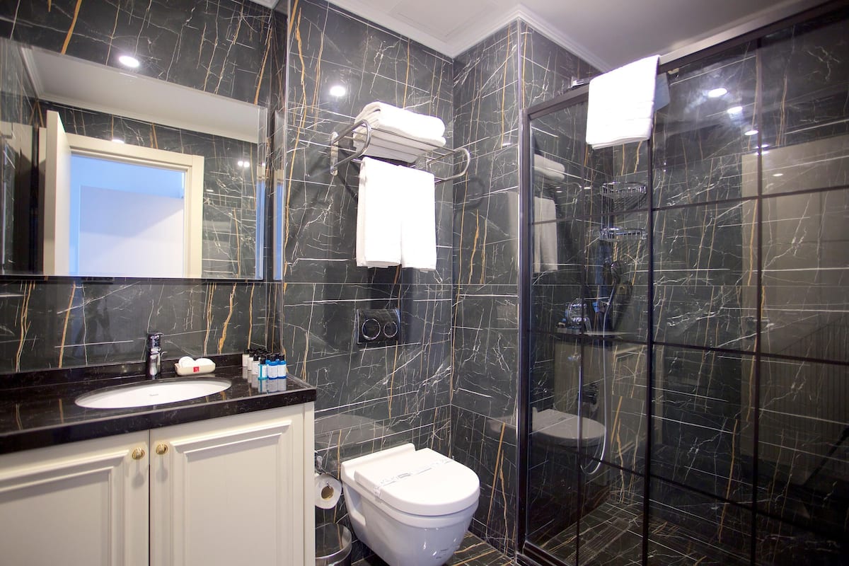 Chuveiro, produtos de toalete grátis, secador de cabelo