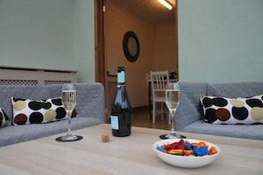 Casa, várias camas | Sala de estar | TV