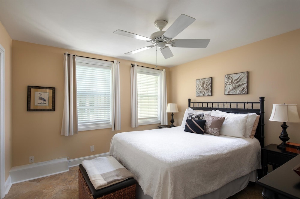 Southard Retreat- 2 Bed 2 Bath Townhome Downtown W/ Pool, Parking - Key West, FL