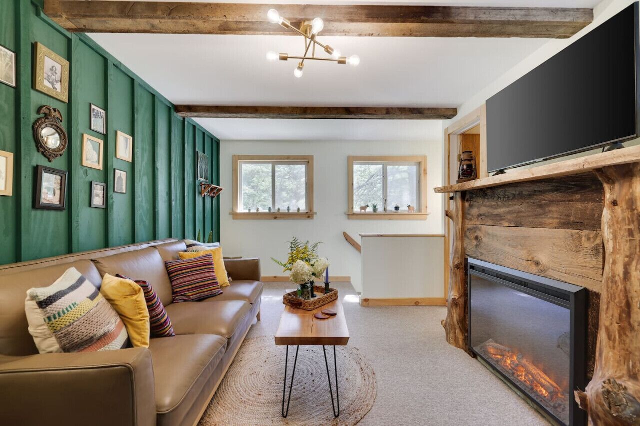 Bear Haven Cozy Poconos Cabin - Lake Wallenpaupack, PA