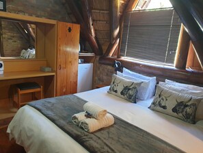 Quarto casal econômico | Cofres nos quartos, ferros/tábuas de passar roupa, Wi-Fi de cortesia