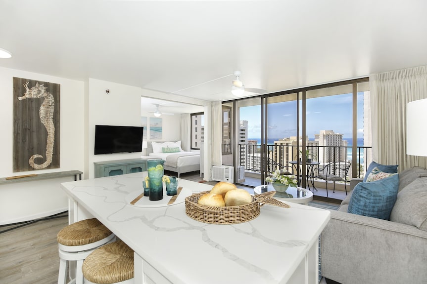 Partial Ocean View! Full Kitchen, Free Parking & Wi-fi, Ac, Lanai, Pool! - O‘ahu, HI