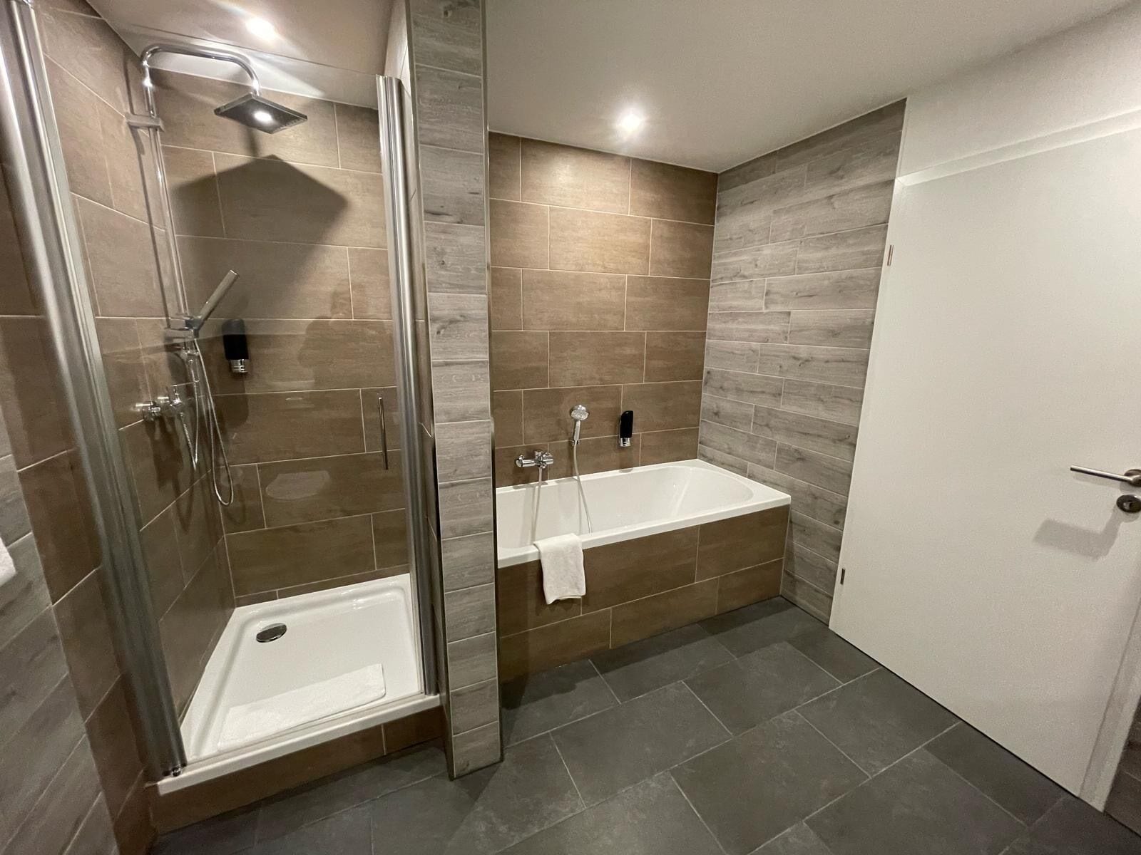 Apartamento Superior, pátio | Casa de banho | Um secador de cabelo, toalhas fornecidas 