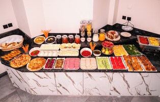 Buffet com diversos alimentos e acompanhamentos.