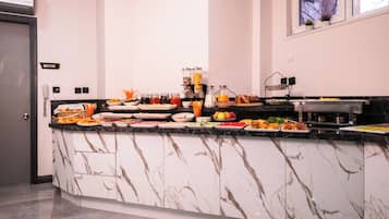 Café da manhã com buffet grátis todos os dias