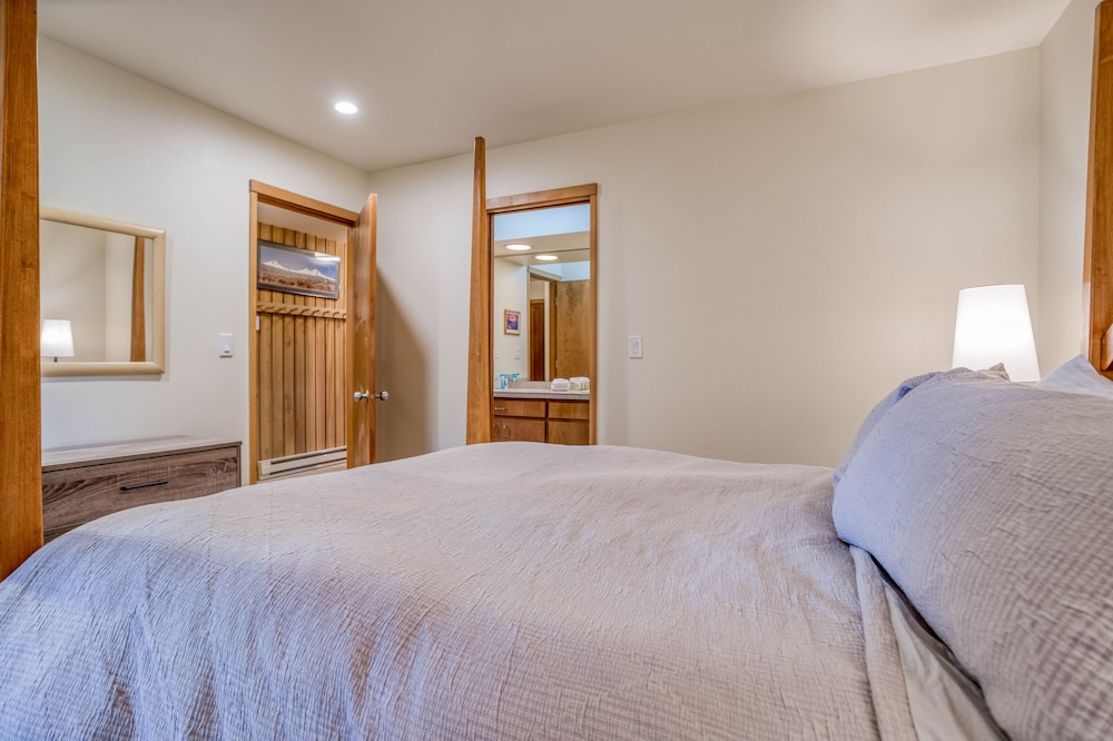 Downstairs, 2 Bedroom Corner Condo With Access To Pool, Bikes! Ski House 155 - Bend, OR