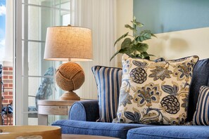 Condo, várias camas, banheira de imersão, vista para o campo de golfe | Sala de estar | TV