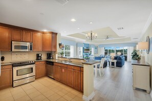 Condo, várias camas, banheira de imersão, vista para o campo de golfe | Cozinha privada | Geladeira, micro-ondas, fogão, cooktop