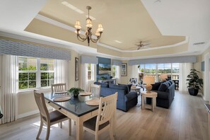 Condo, várias camas, banheira de imersão, vista para o campo de golfe | Sala de estar | TV