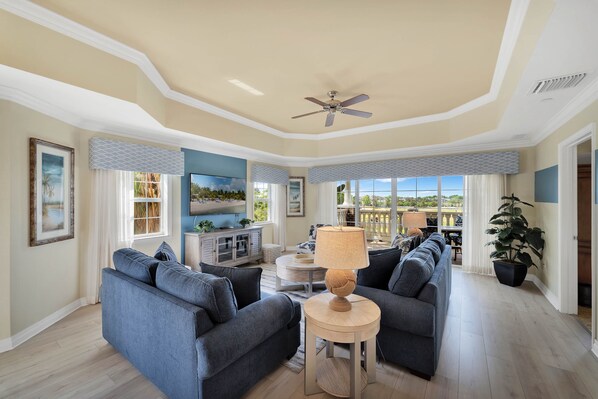 Condo, várias camas, banheira de imersão, vista para o campo de golfe | Sala de estar | TV