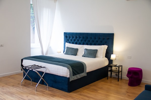 Quarto Quádruplo Familiar | Roupa de alta qualidade, edredões de penas, camas de colchão pillowtop