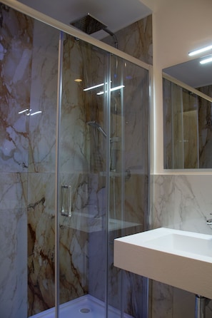 Um polibã, um chuveiro fixo, artigos de higiene pessoal grátis