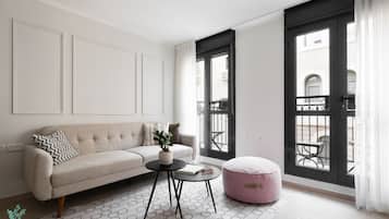 Apartamento, 1 quarto (Alma #5 St.) | Área de estar | TV LCD 50 polegadas com canais a cabo, TV