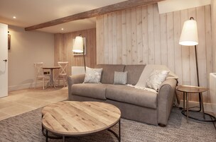 Quarto quádruplo luxo | Área de estar | TV de tela plana 20 polegadas com canais digitais, TV