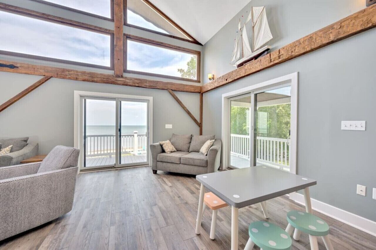 Grindstone Lighthouse On Lake Huron Private Beach - Míchigan