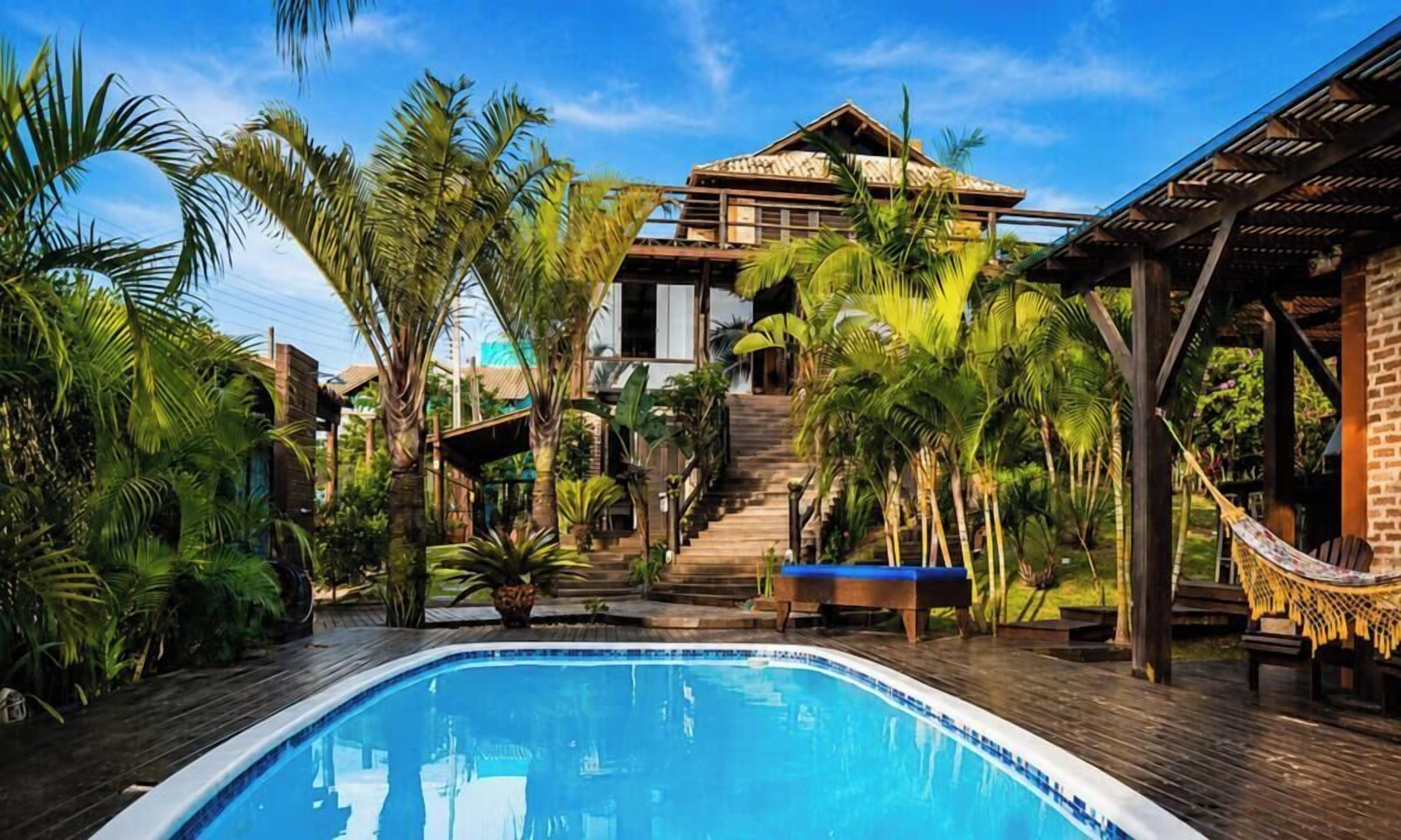 Piscina exterior, guarda-sóis, espreguiçadeiras 