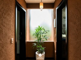 House Premium com Jacuzzi Privativa e Vista do Lago - Ibiraquera Life | Casa de banho | Um polibã, um secador de cabelo, um bidé, toalhas fornecidas