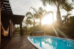 Piscina externa, guarda-sóis, espreguiçadeiras