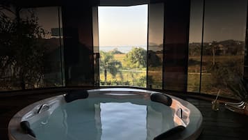 House Premium com Jacuzzi Privativa e Vista do Lago - Ibiraquera Life | Banheira de hidromassagem privativa
