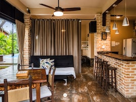 Studio Jardim - Ibiraquera Life | Cozinha privada | Um micro-ondas, uma placa de cozinha, uma torradeira 