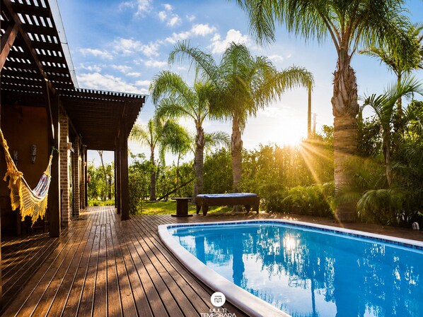 Piscina exterior, guarda-sóis, espreguiçadeiras