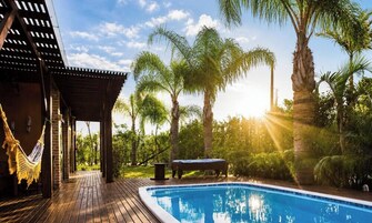 Piscina exterior, guarda-sóis, espreguiçadeiras 