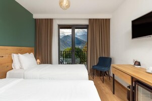 Standard Double/Twin with Front view & Balcony | Frigobar, quartos à prova de som, berços grátis, Wi-Fi de cortesia