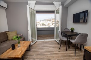 Apartamento luxo | Área de estar | Smart TV 32 polegadas com canais digitais, TV