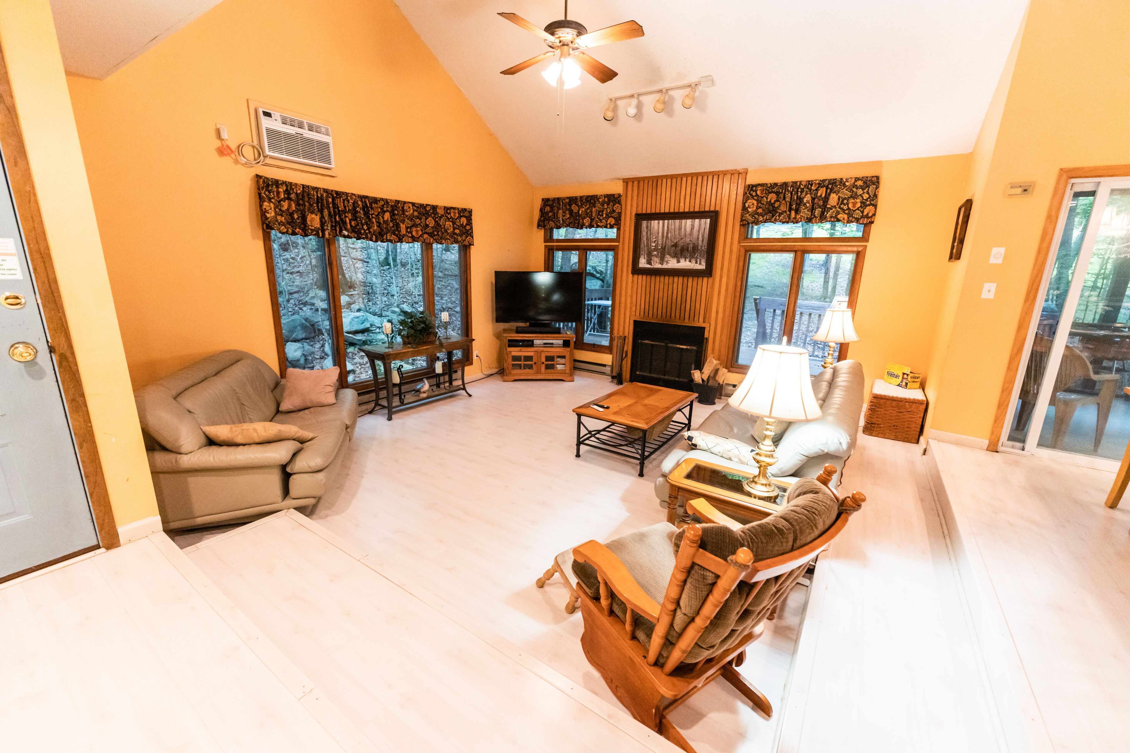 Greatroom, Soaring Ceilings, Window Walls,f/place Just What You Are Looking For. - Pennsylvania