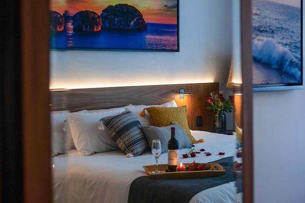 Roupa hipoalergénica, minibar, cofre no quarto