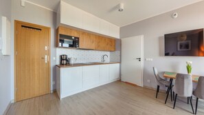 Apartamento (51) | Cozinha privada | Um frigorífico, uma placa de cozinha, uma chaleira elétrica 