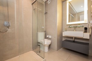 Quarto Duplo Premium | Casa de banho | Um polibã, um secador de cabelo, toalhas fornecidas, sabão 