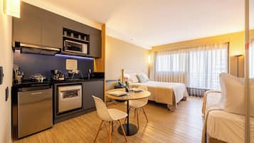 Quarto premium, 1 quarto | Área de estar | Smart TV 32 polegadas com canais digitais, TV, Netflix