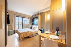 Quarto Duplo Premium | Secretária adequada para computadores portáteis, Wi-fi grátis 