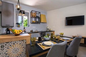 Casa Comfort, 2 quartos | Cozinha privada | Um frigorífico/congelador grande, um forno, uma placa de cozinha 