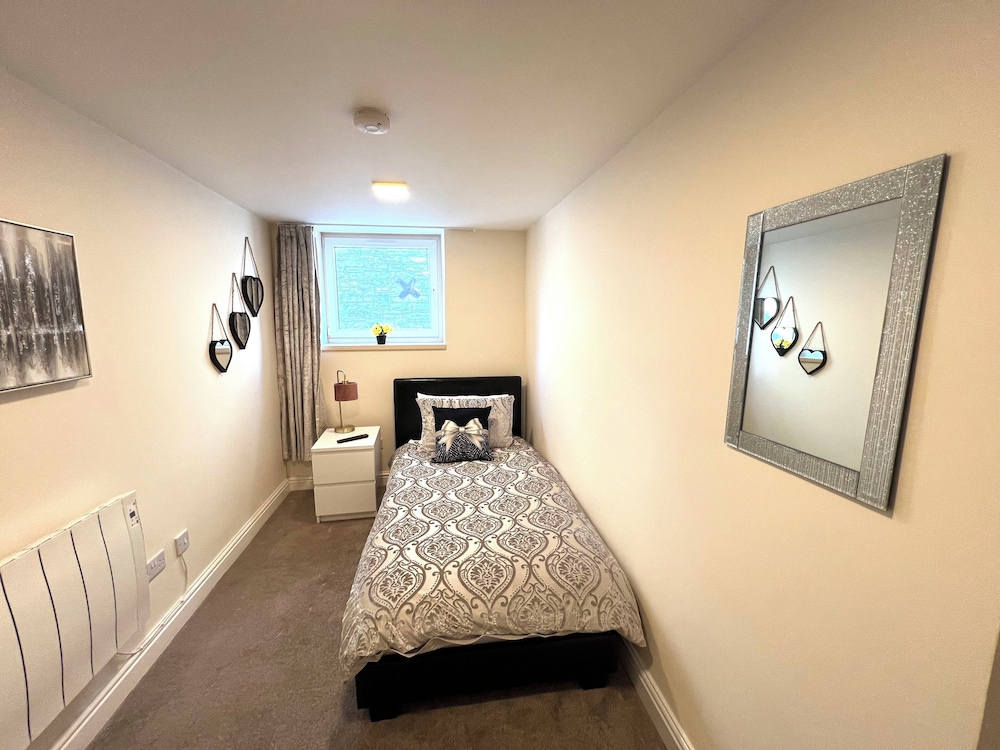 Ground Floor 2 Bedroom, Edge Of Glastonbury & Street Town Centre, Onsite Parking - Glastonbury
