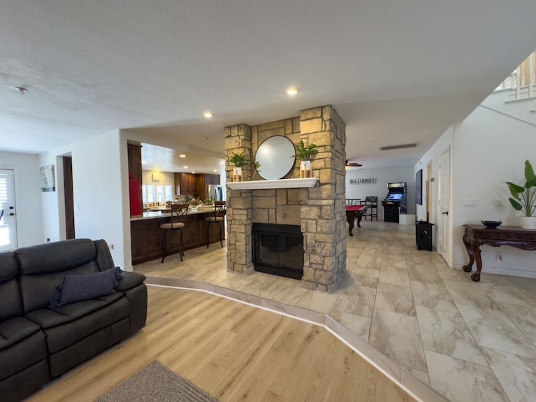 Lakefront Home- Spring Valley Lake - Hot Tub, Pool Table! - 維克多維爾