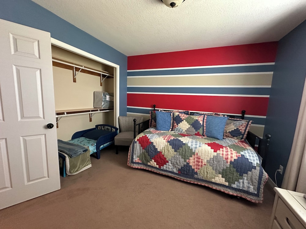 Family Sized Comfort With Executive Space Too! - Washington