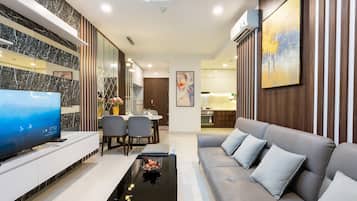 Apartamento de Luxo, 2 quartos, vista para o rio | Sala | Smart TV de 55 polegadas com canais por cabo, televisor