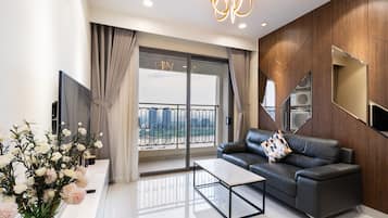 Apartamento de Luxo, 2 quartos, vista para o rio | Sala | Smart TV de 55 polegadas com canais por cabo, televisor