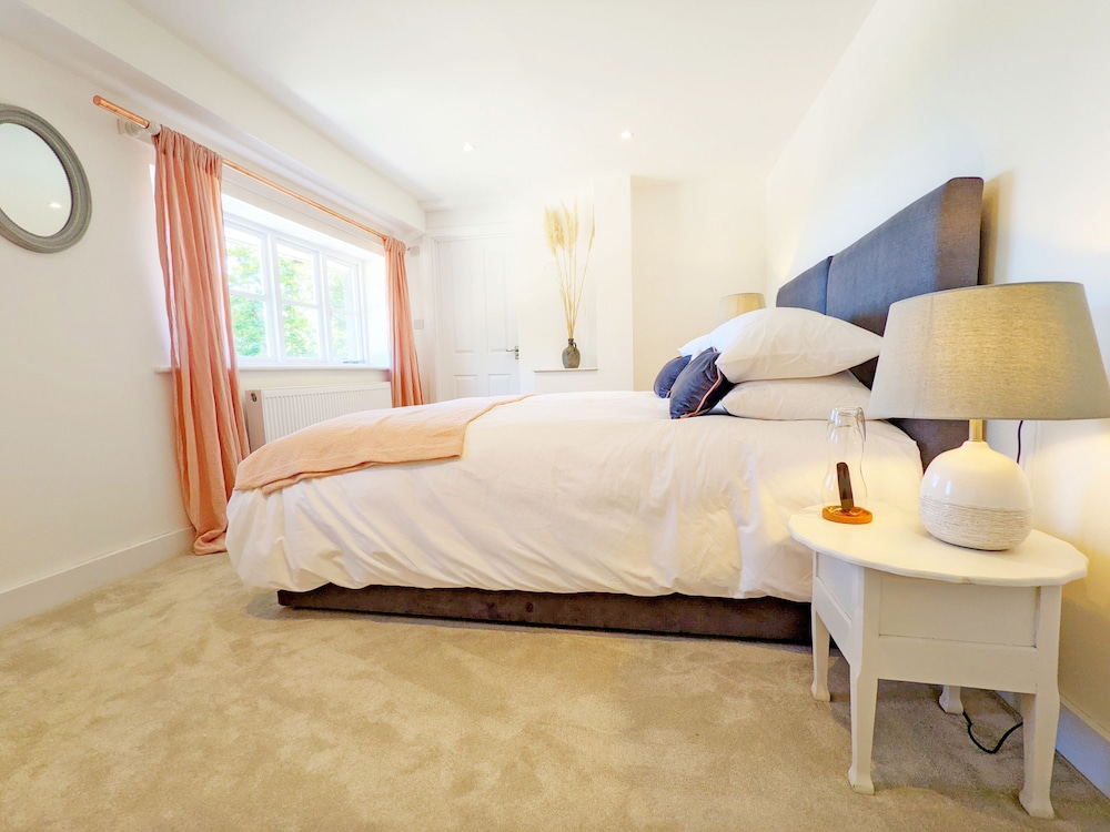 A Country House That Sleeps 18 Guests In 7 Bedrooms - Selsey